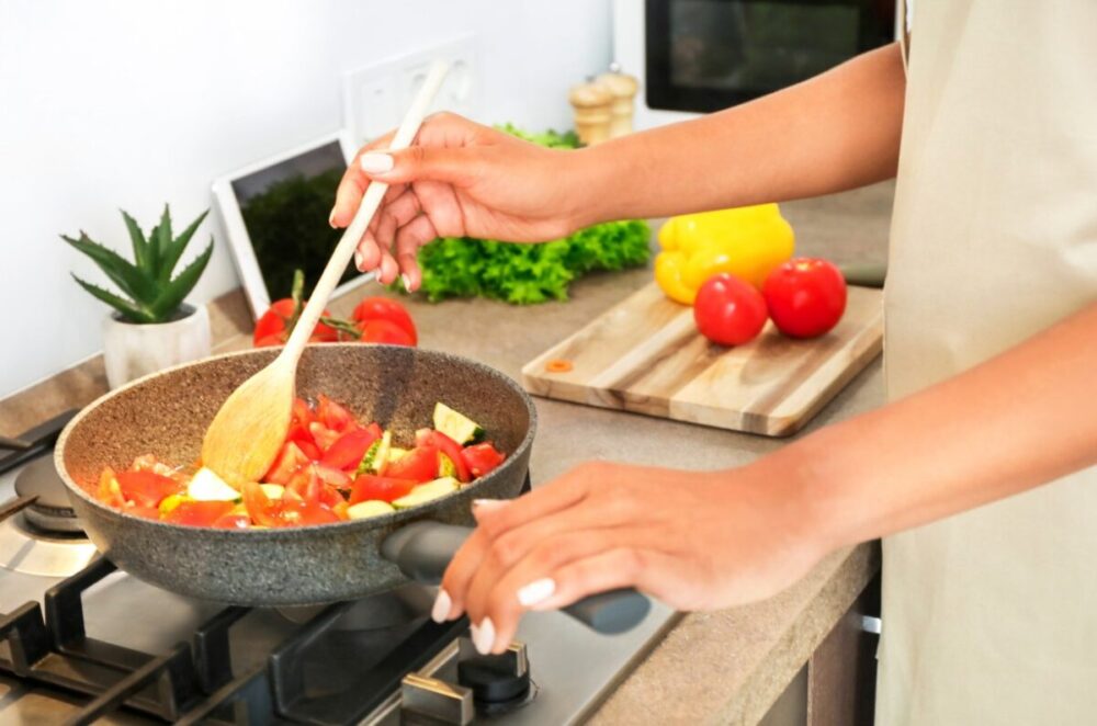 Dining Out vs. Cooking In: Mustafa Egemen Sener Weighs In - Jaxtr